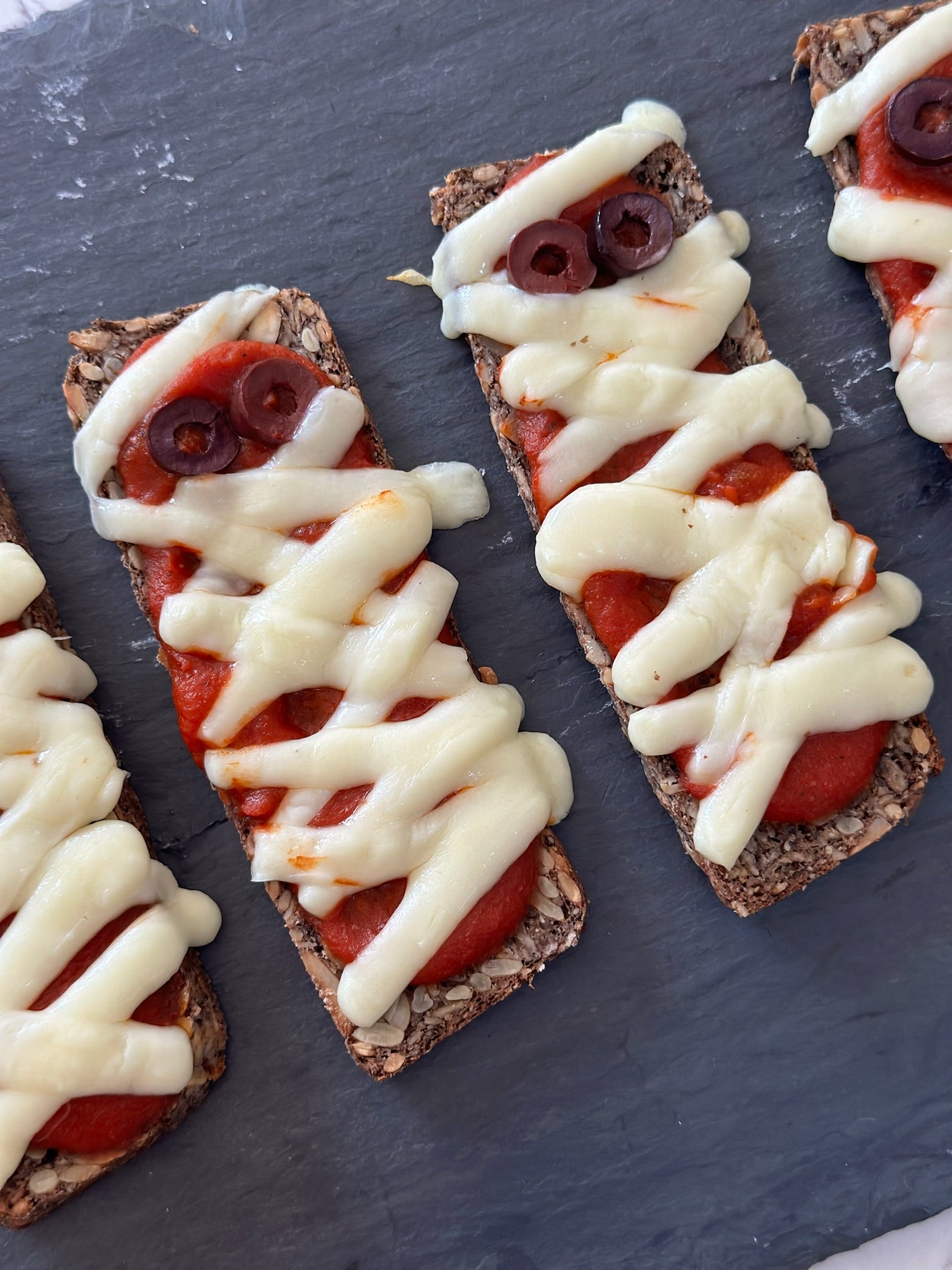Mini Mummy Pizzas – Stylish Spoon